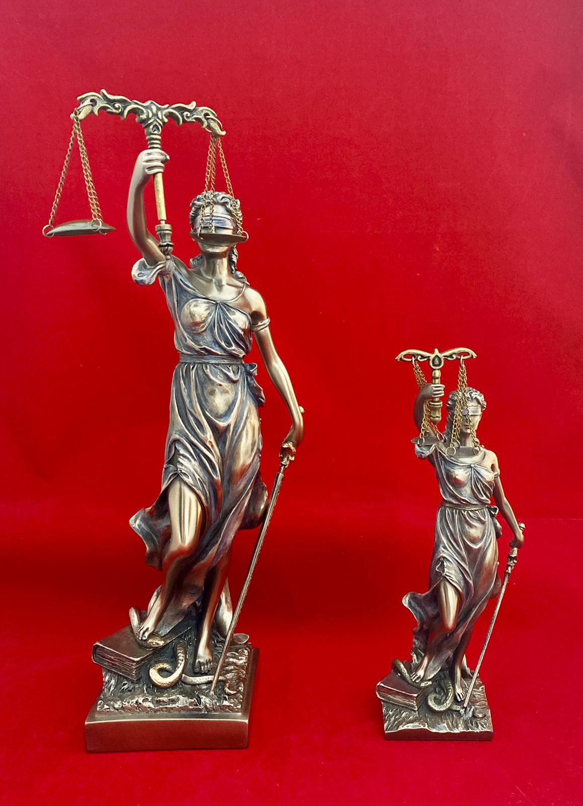 Escultura de la Justicia - La Casa del Cofrade